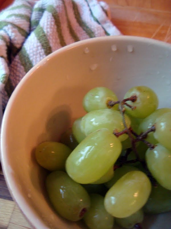A Couple in the Kitchen: Meatless Monday: Green Grape and Gorgonzola Pizza