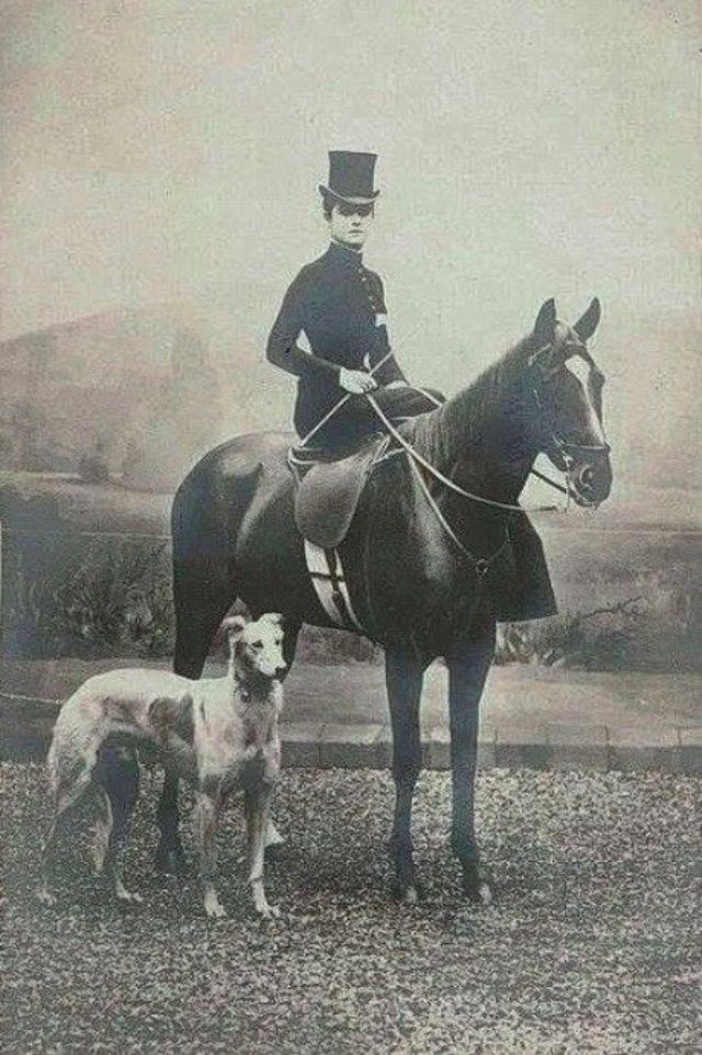 22 Amazing Vintage Photographs of Women Riding Side-Saddle From the ...