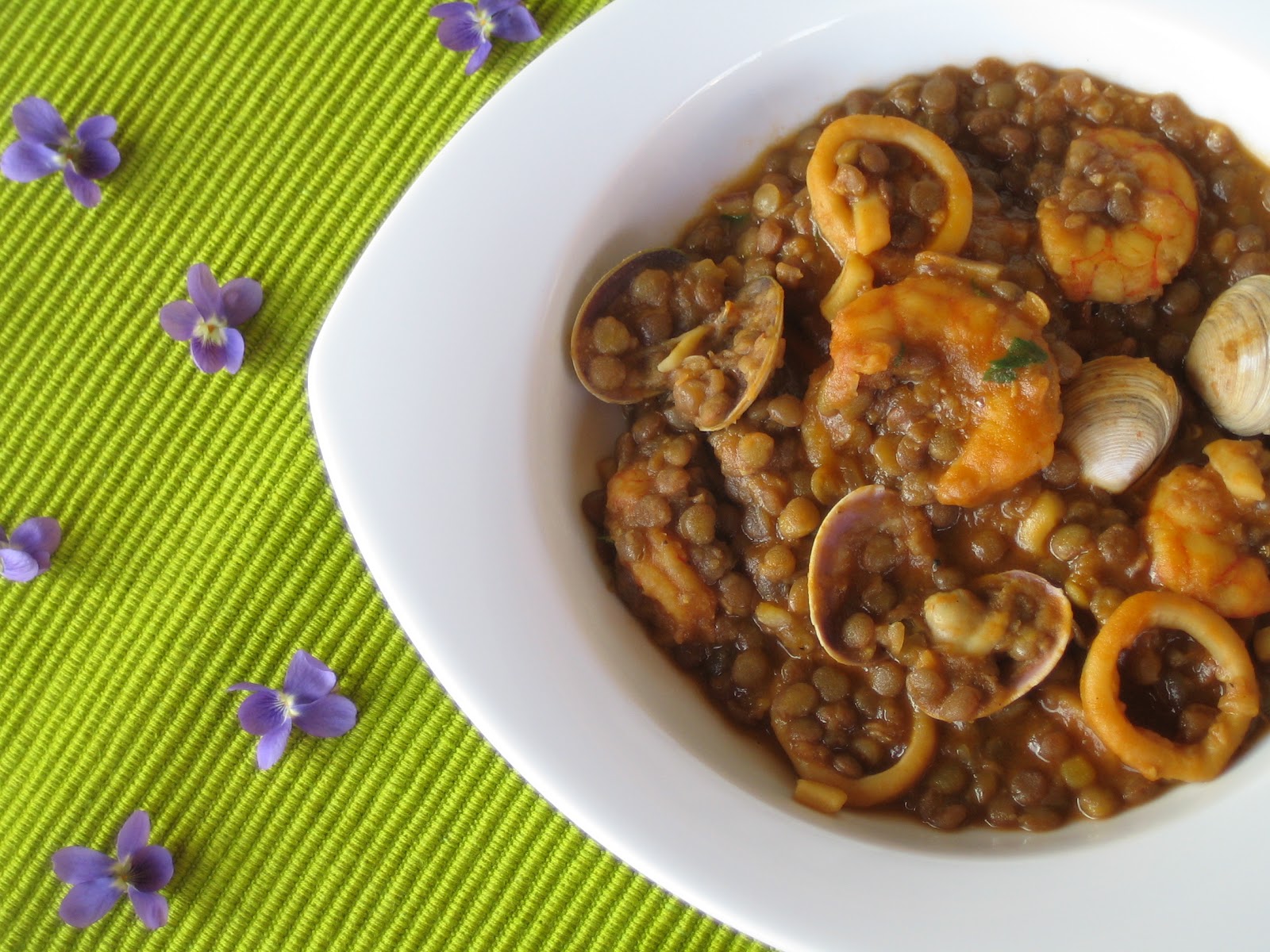 All i julivert: Llenties estofades amb marisc