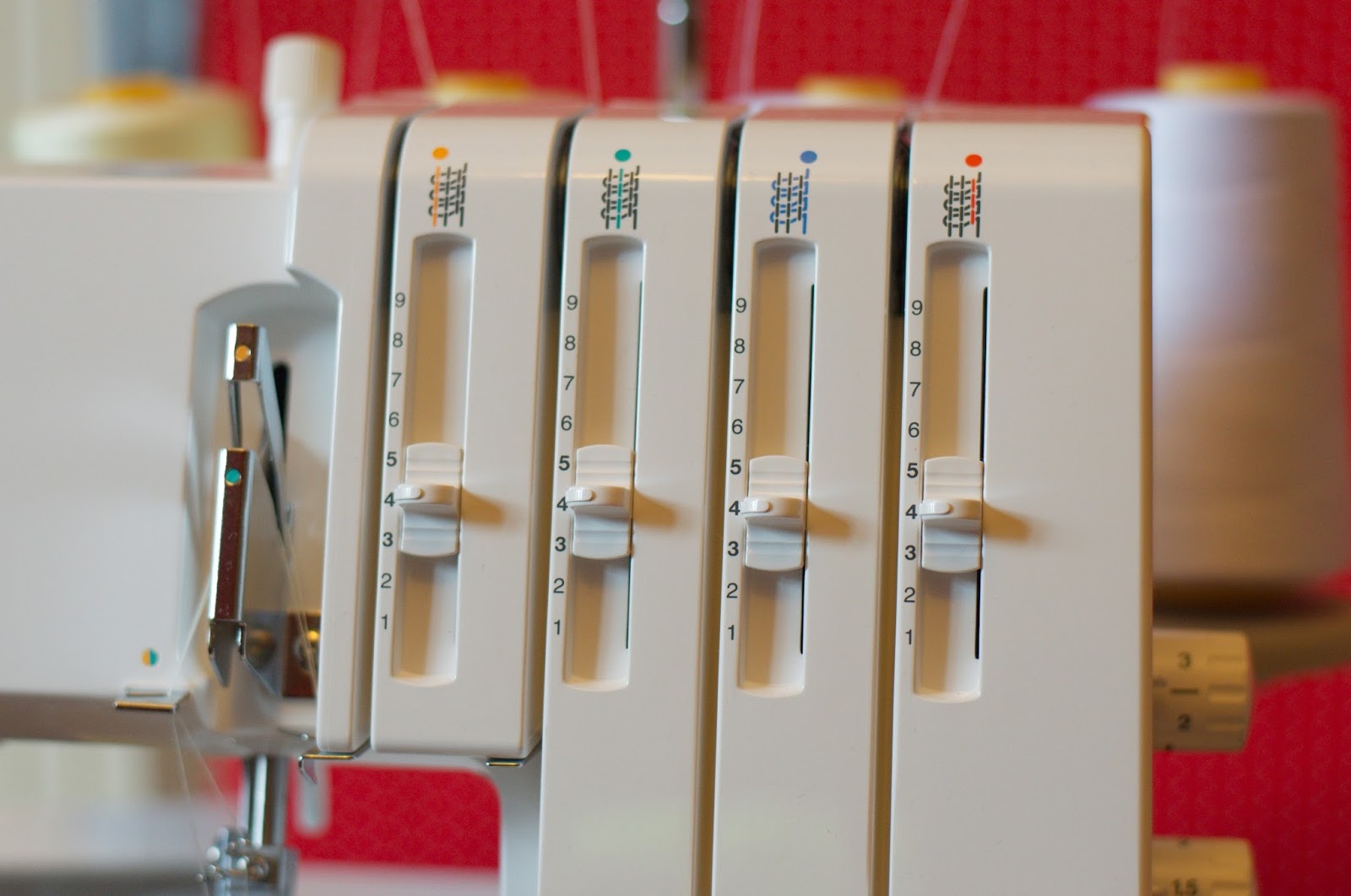 Ela Sews And Doesn't Sleep: Review: Bernina 800DL overlocker