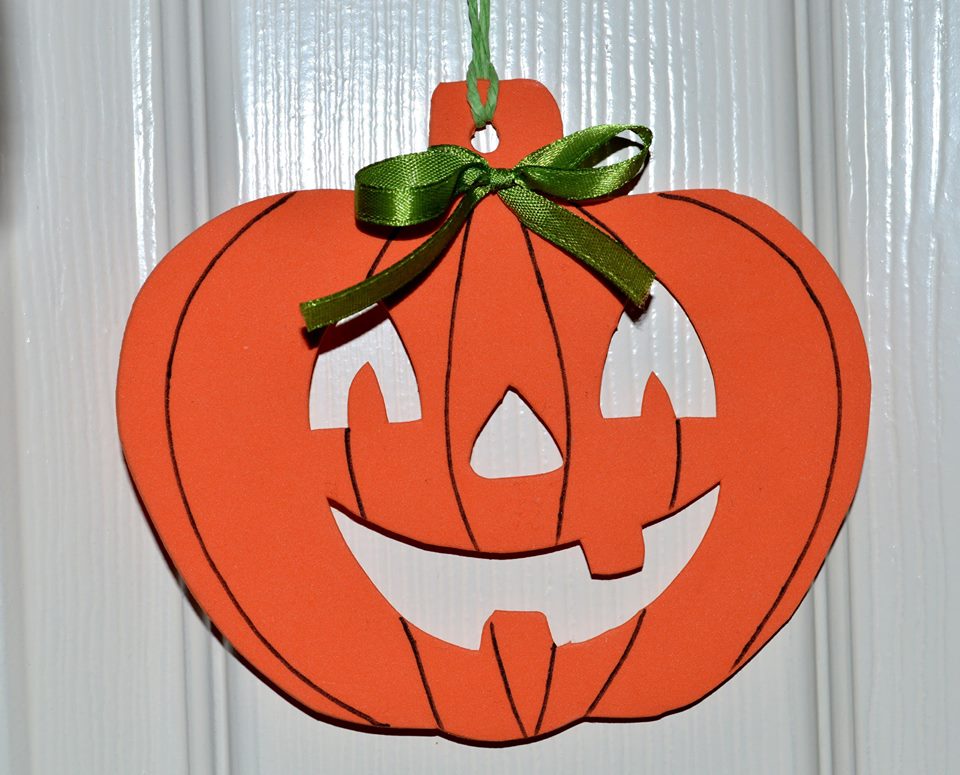 Halloween tök dekorgumiból, sablonnal