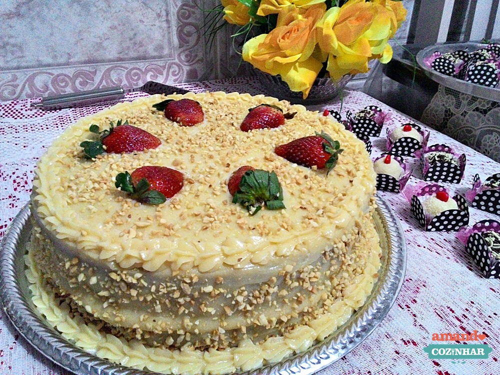 Bolo branco com morangos | Receita rápida e simples de fazer