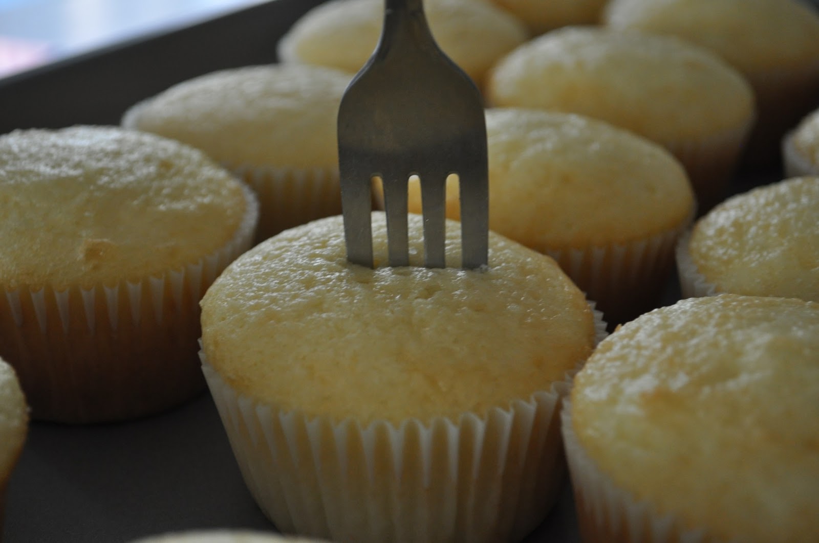 Chronicles of a Foodie: Patriotic Jello Poke Cupcakes!