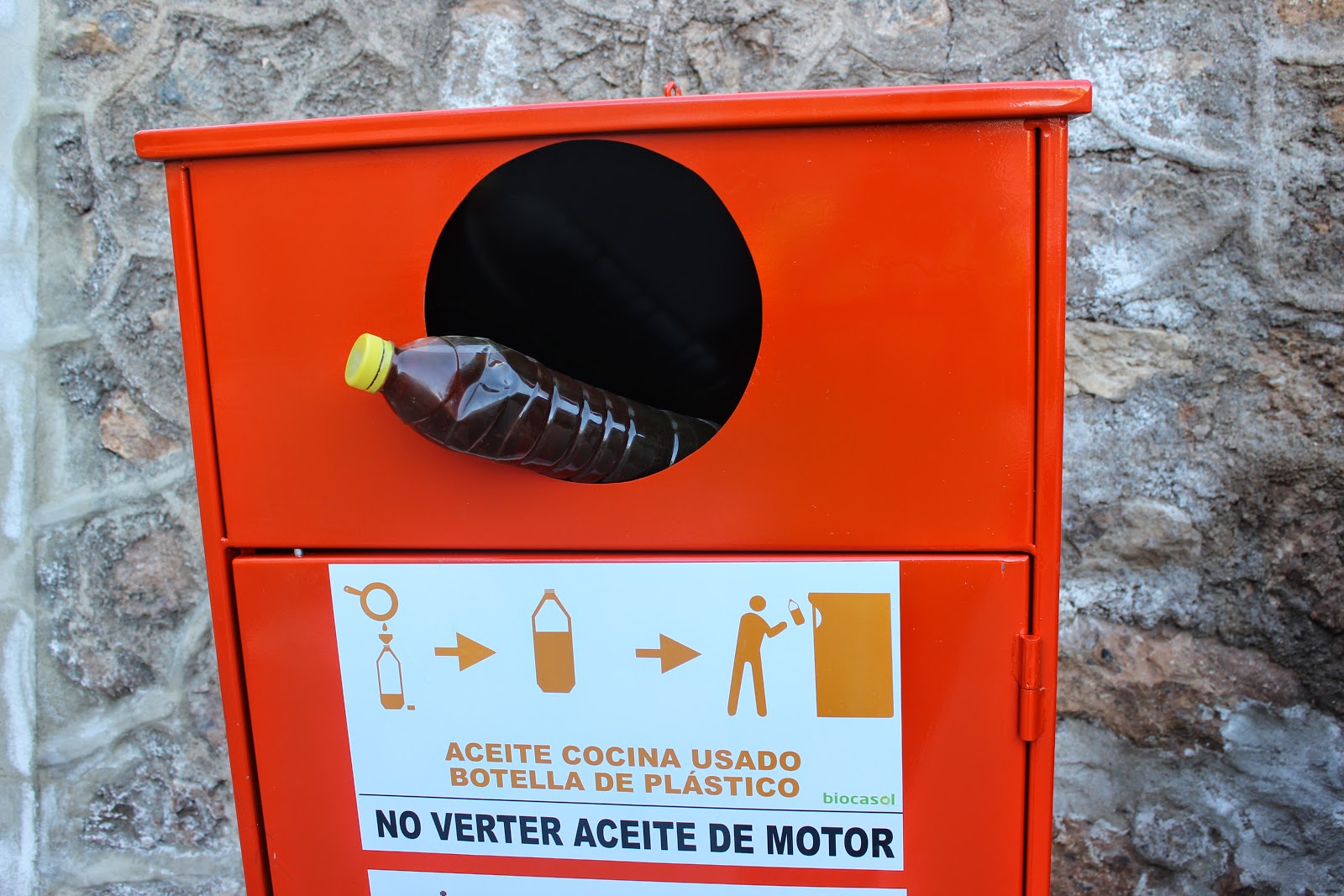 OriaVerde: Ya están aquí los contenedores naranjas para el aceite