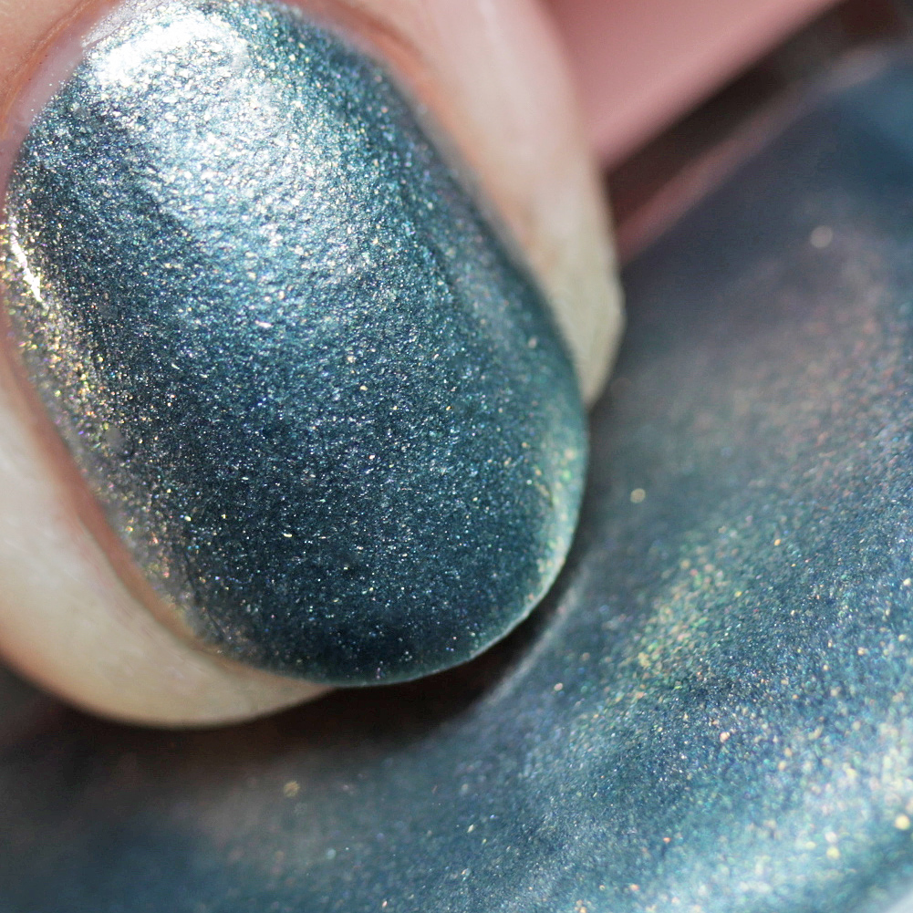 Essie 1551 Reign Check