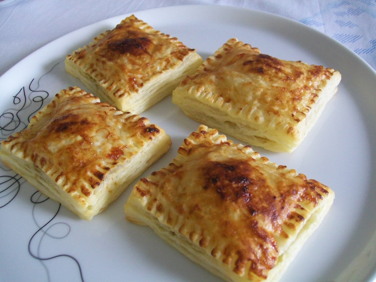 Folhado com doce de ameixa