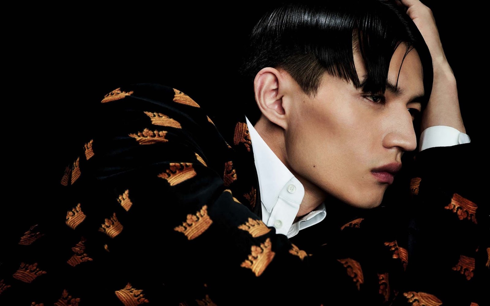 Evan Fang se enfunda en looks de Dolce & Gabbana para Men's Folio Malasia