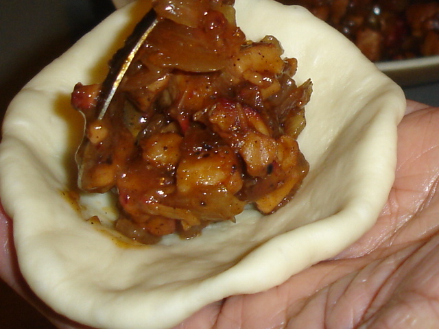 Yummilicious - The Food Blog: Siopao (Char Siu Pao) Steamed Bbq Pork Buns