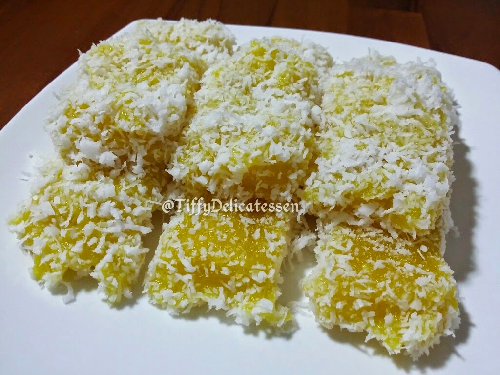 Tiffy Delicatessen: Kuih Ubi Kayu - Steamed Tapioca Kueh