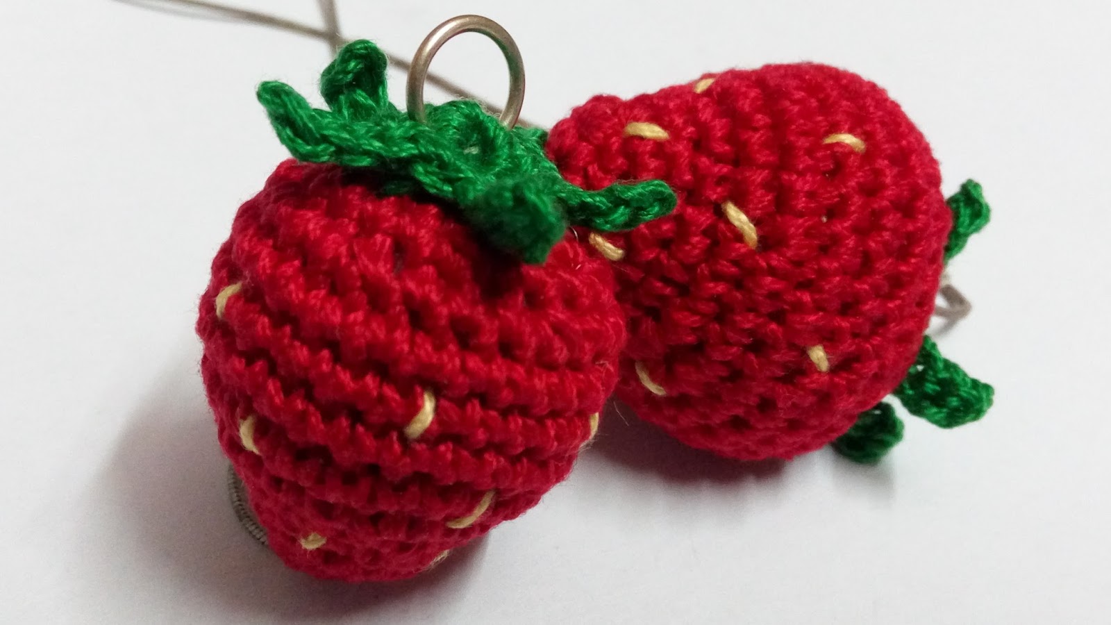 Hook Knots and Threads: Strawberries