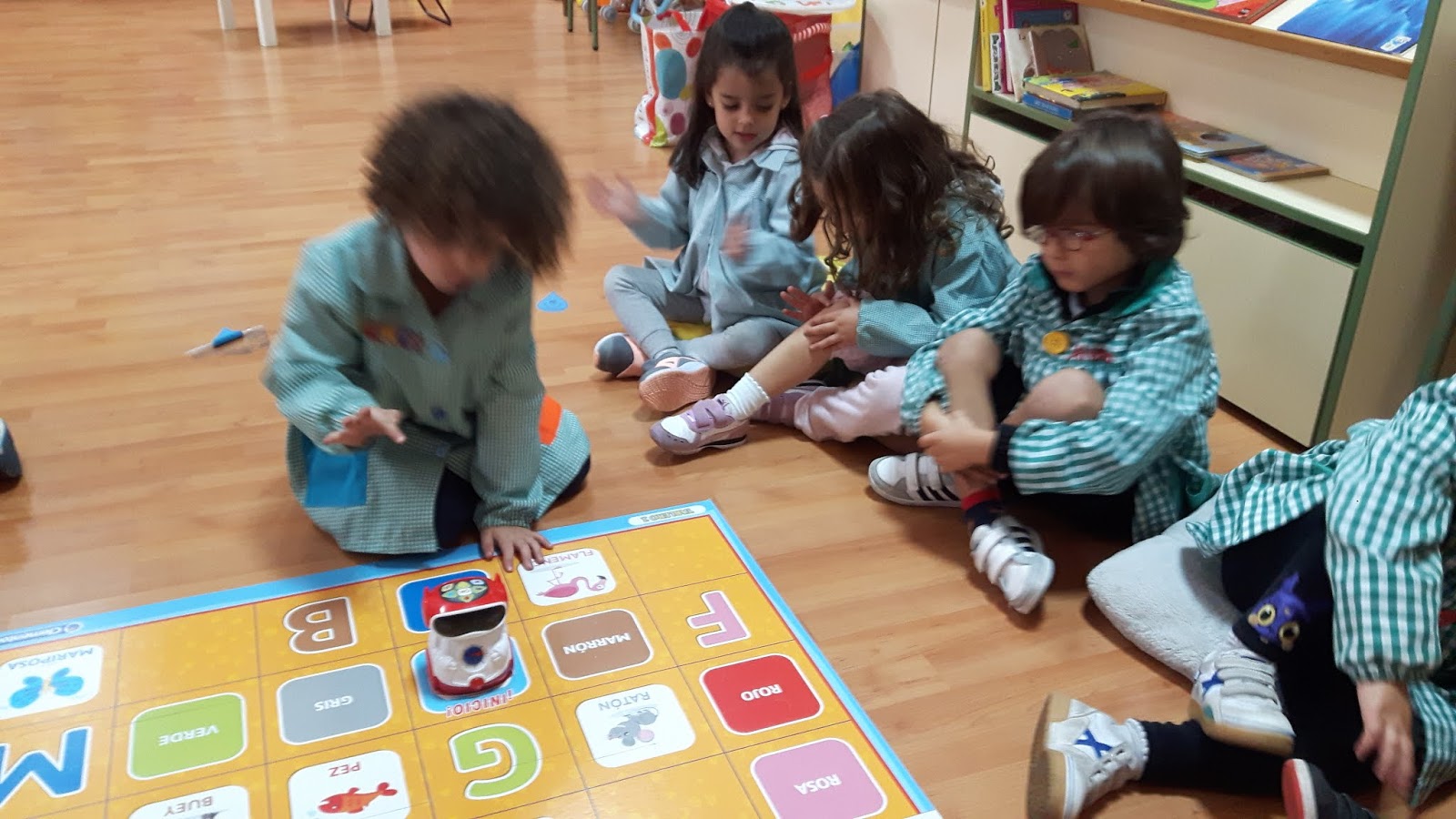 PEQUES SANTIAGO: Doc el robot, tangram y gran libro
