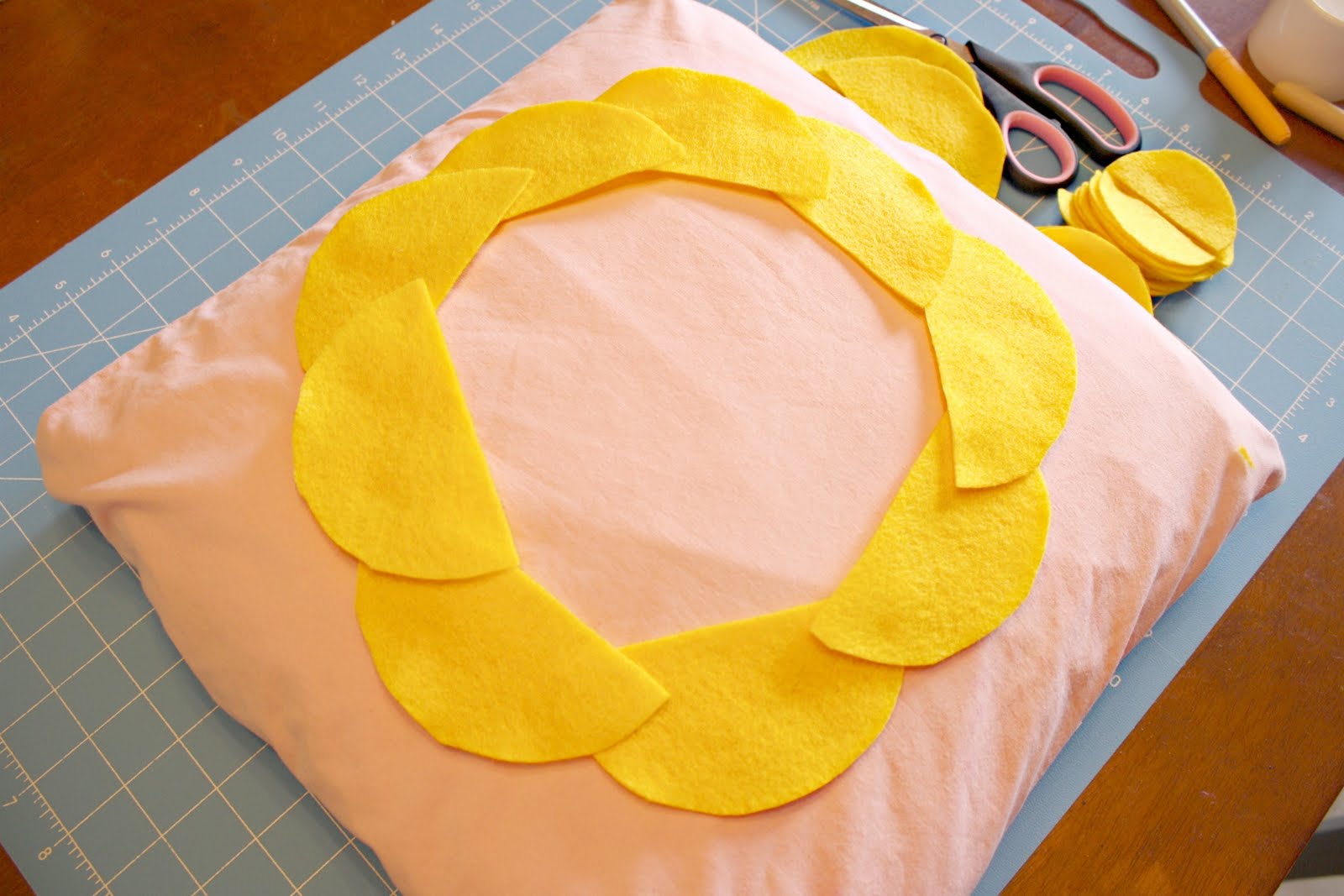 NatSprat: No-Sew Felt Flower Pillow Tutorial