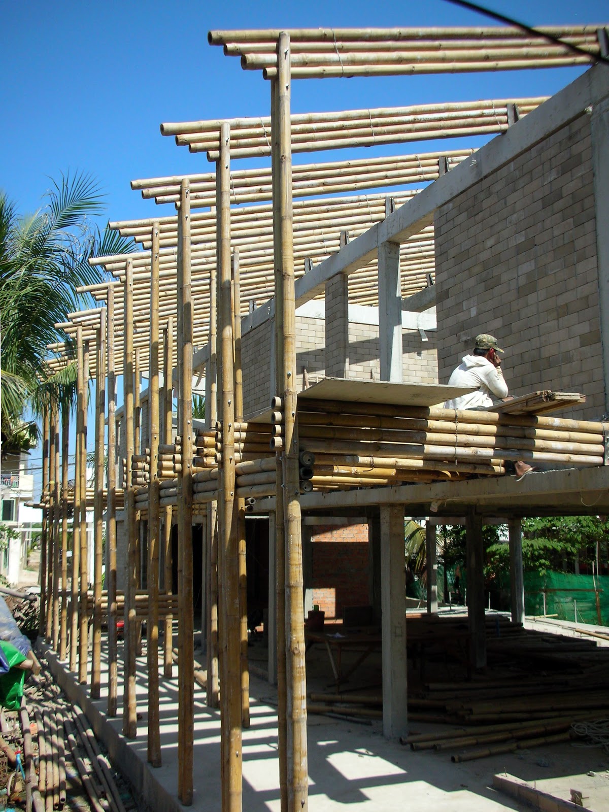 KOMITU: Bamboo structures going up