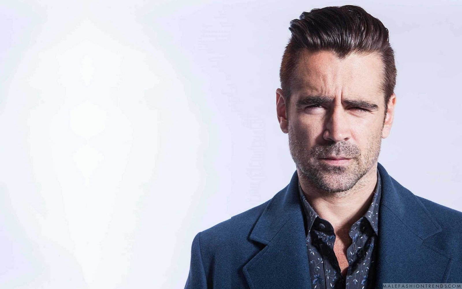 Colin Farrell domina el estilo smart casual para el número de verano de ...