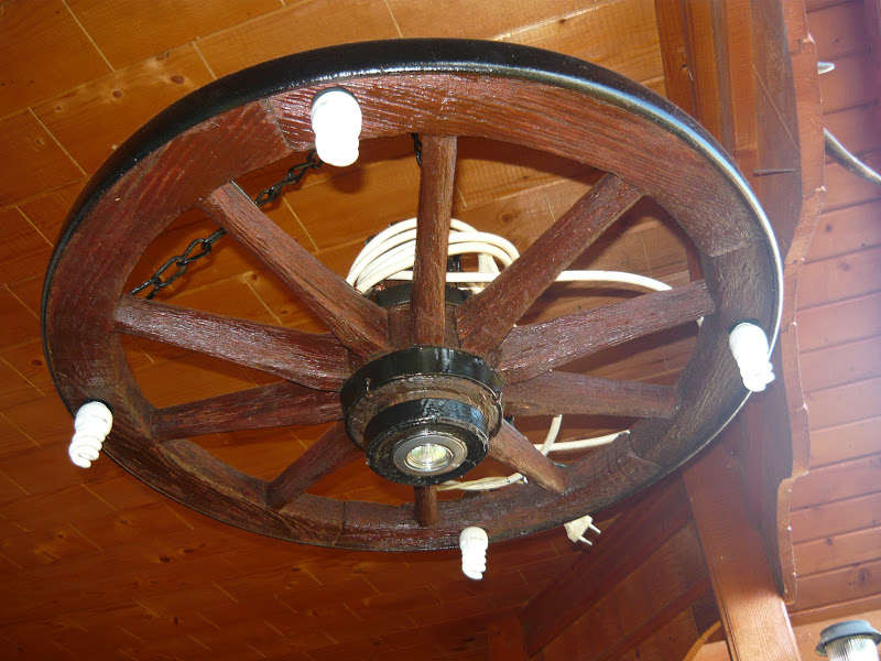 Candelabru roata caruta | Ciudatenii Rustice - Poze mobilier rustic de ...