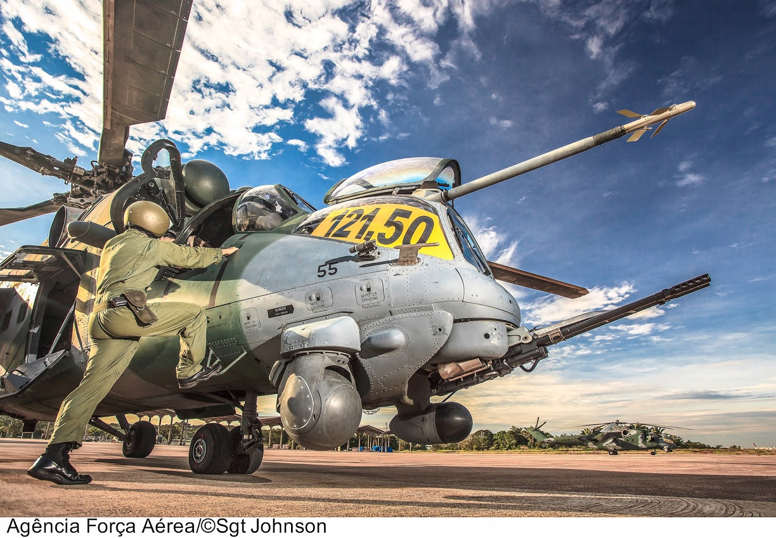 HÁ 10 ANOS, HELICÓPTERO AH-2 SABRE ERA INCORPORADO À FORÇA AÉREA ...