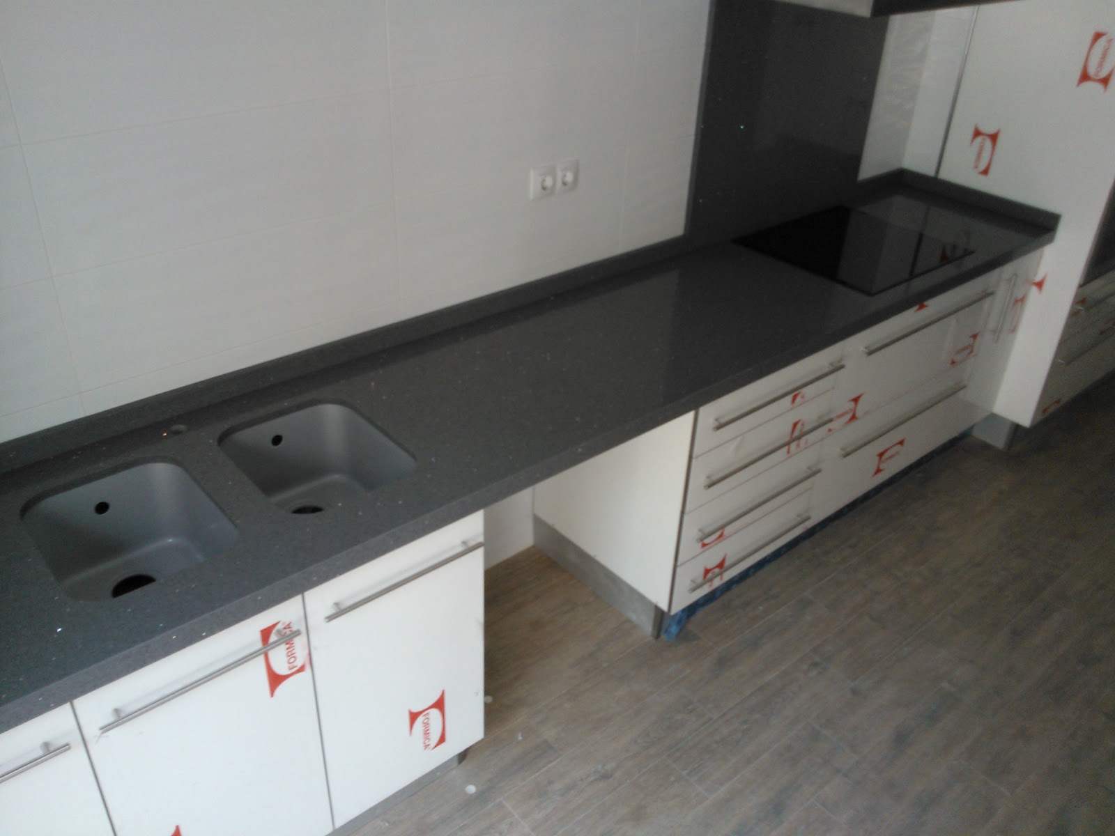 MARMOLES VEDAT, S.L.U.: MONTAJE ENCIMERA COMPAC QUARTZ TITANEO.