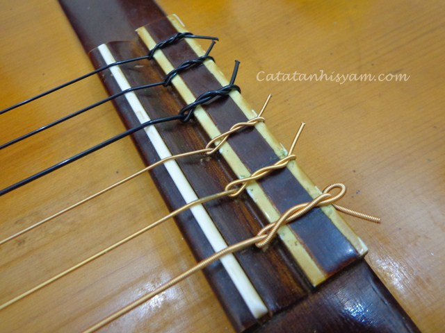 CARA MEMASANG SENAR NYLON PADA GITAR CLASSIC