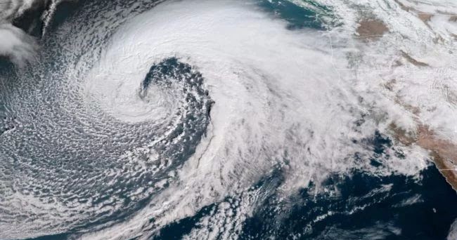 Satellites captured a storm raising 17-meter waves in the Pacific Ocean ...