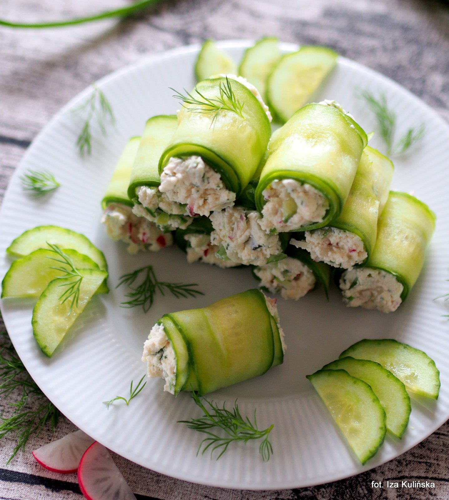 Roladki ze świeżego ogórka z twarożkiem | Smaczna Pyza