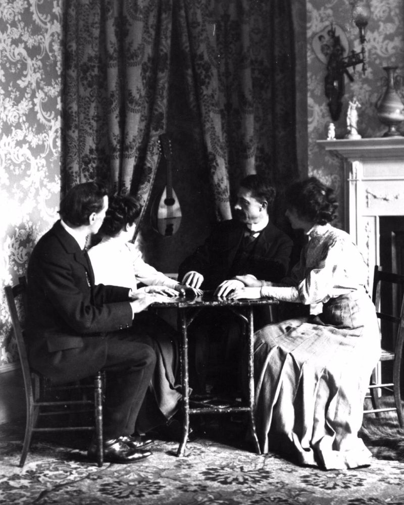 25 Haunting Photos of Séances From the Past ~ Vintage Everyday