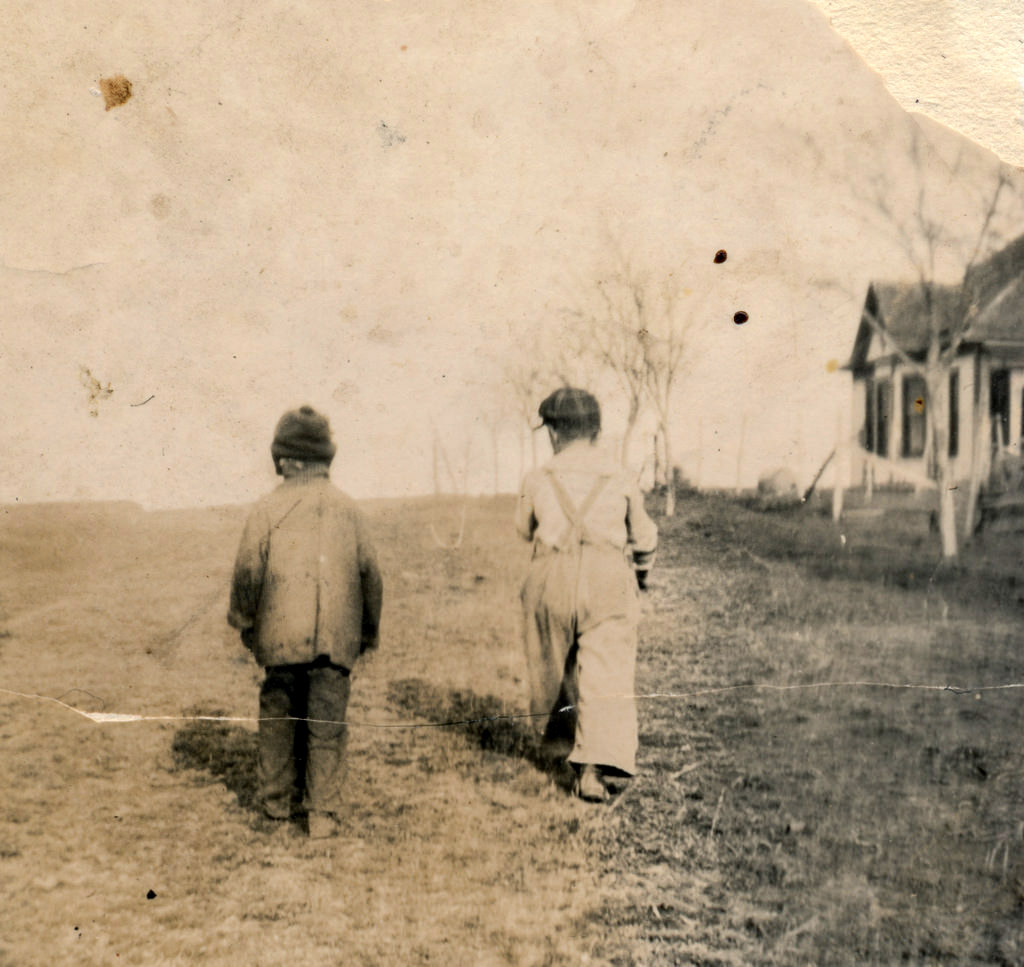 47 Interesting Found Snapshots of People Seen From Behind ~ Vintage ...