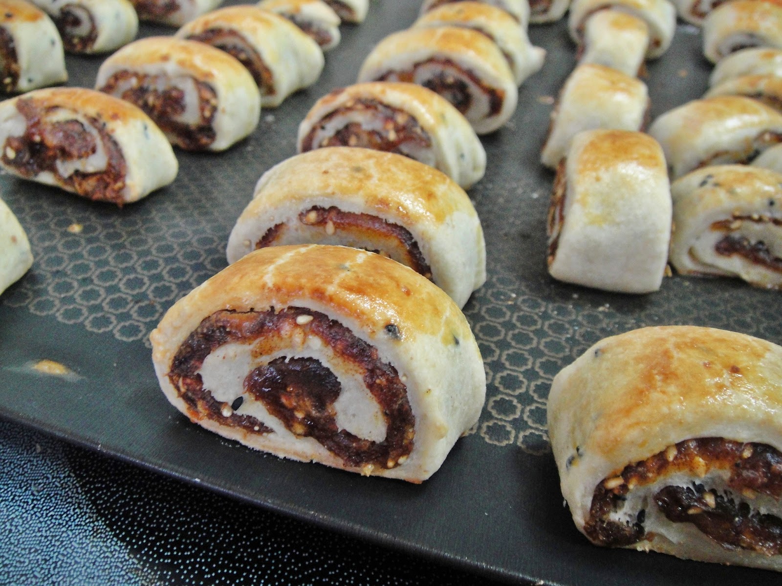 Maryam's Culinary Wonders: 777. Tradional Iraqi Date Kleicha