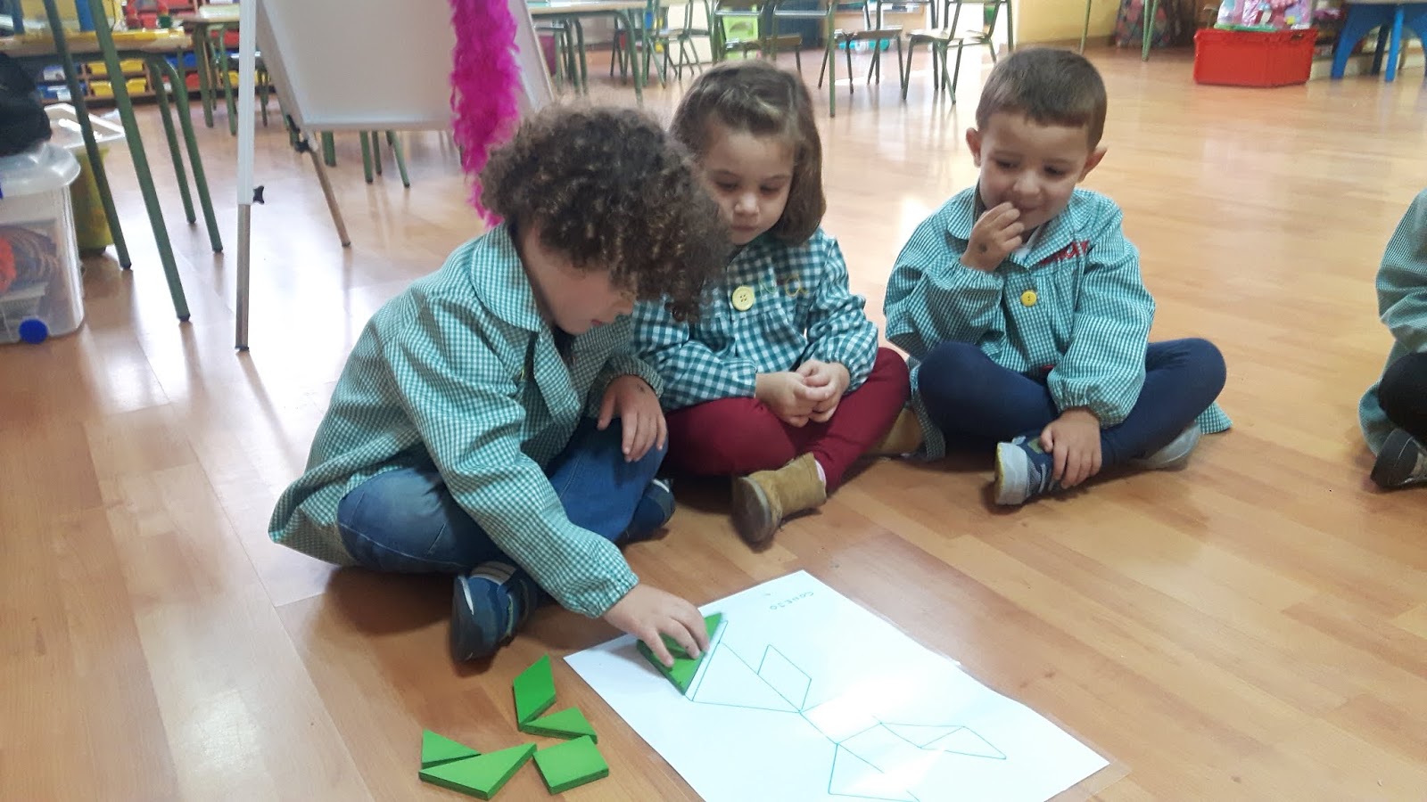 PEQUES SANTIAGO: Doc el robot, tangram y gran libro