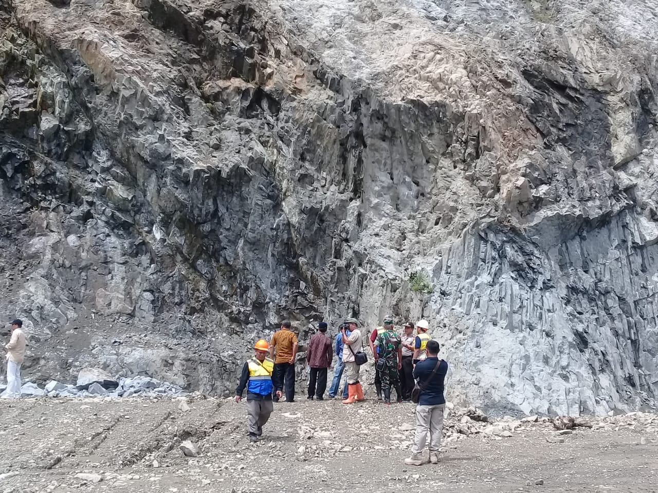 Peledakan Batu di Area Quarry Andesit Cv Handika Karya