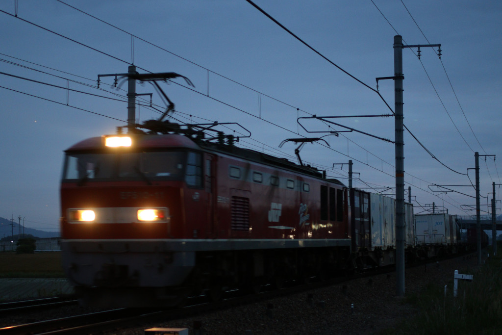 線路際の小さな幸せ: 4070レ EF510-11 早朝の北陸貨レ ガレオンアース、北越Corp.