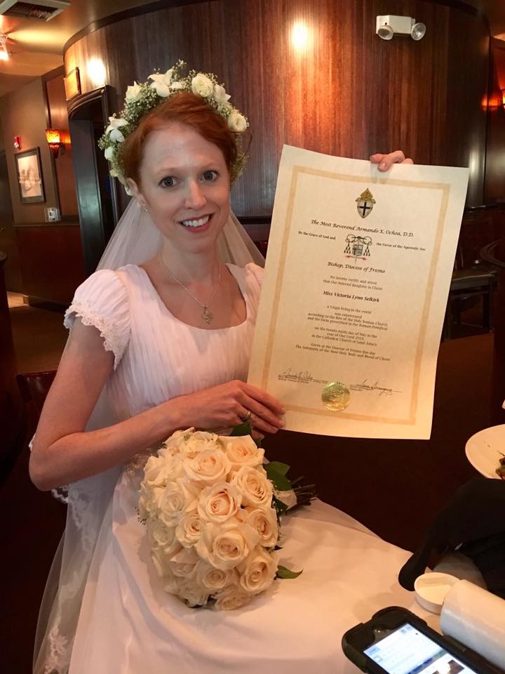 Concedo: Victoria Selkirk konszekrált szűz szentelése Kaliforniában