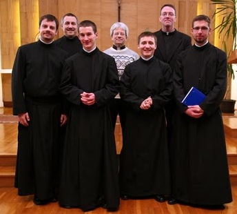 5 Razones por qué un sacerdote debe usar una sotana o “cuello romano”