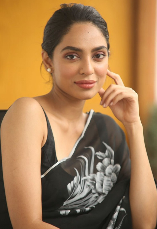 Shobitha Dhulipala Black Saree Photos - Latest Movie Updates, Movie ...