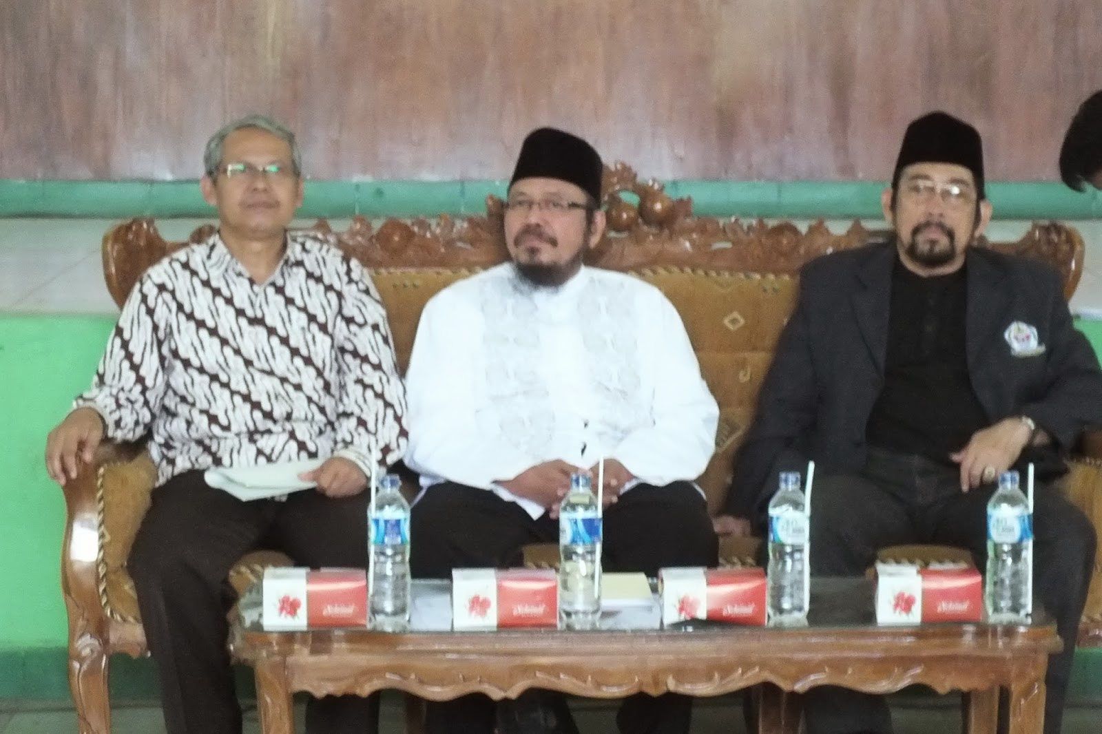 Dari kanan: KH.M. Ali Hanafiah Akbar, Ustadz Zuhri, dosen STIE Latifah ...