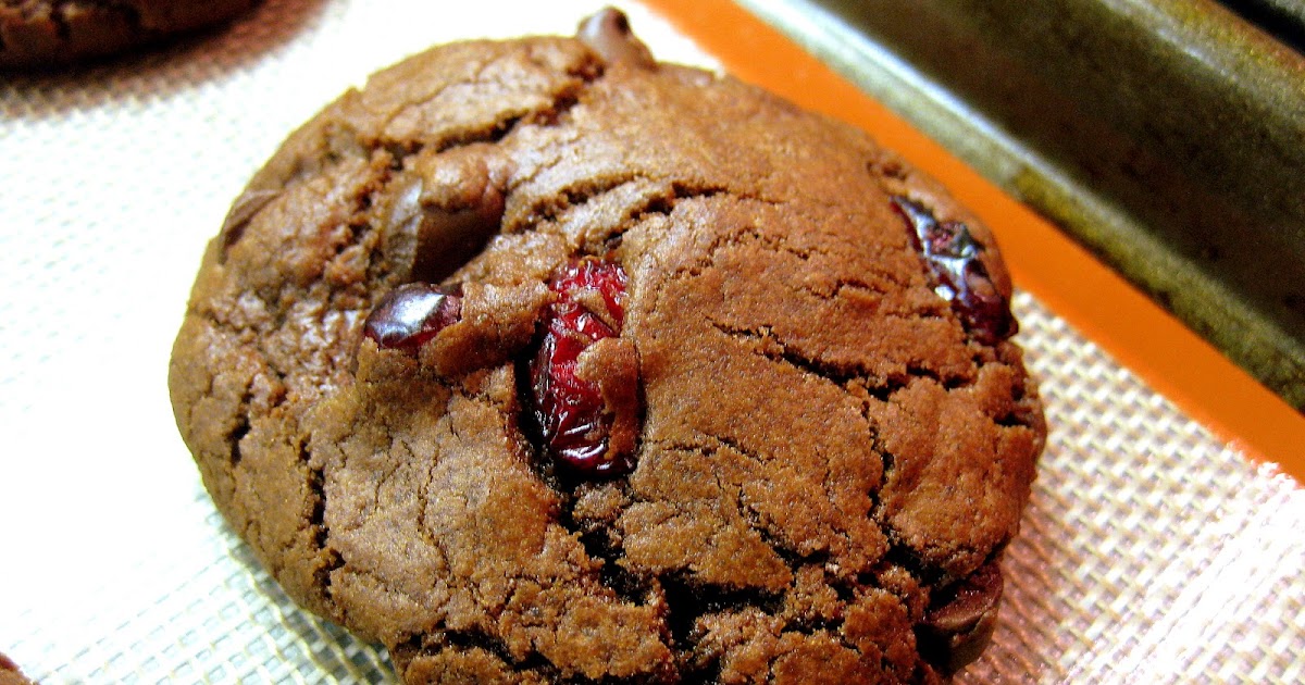 Dragon's Kitchen: Chocolate & Cherry Cookies