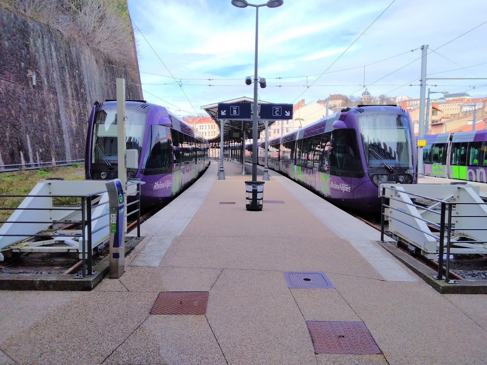 LA PASSION DU TRAIN: Tram train à Lyon St Paul. Desserte de la Ouest ...