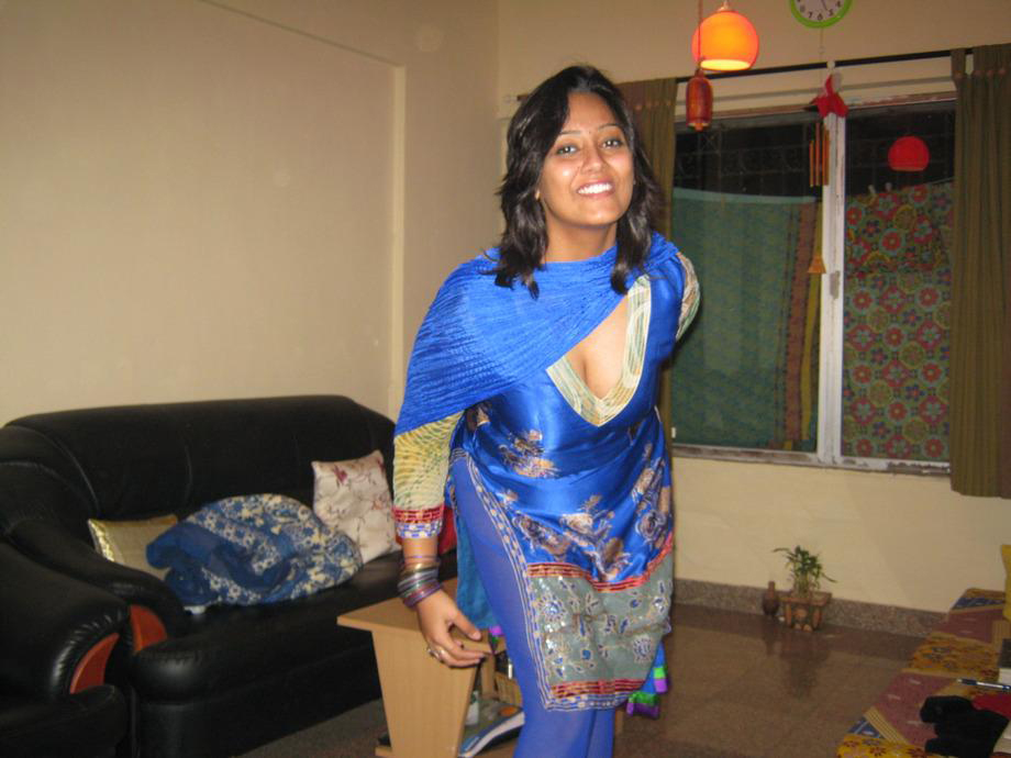 Hot Aunty Wikipedia Pakistani Girl Showing Cleavage