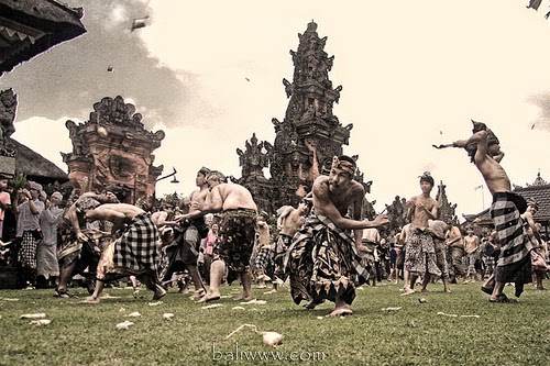 Pariwisata Bali: Perang Tipat Bantal Tradisi Adat Penuh Makna