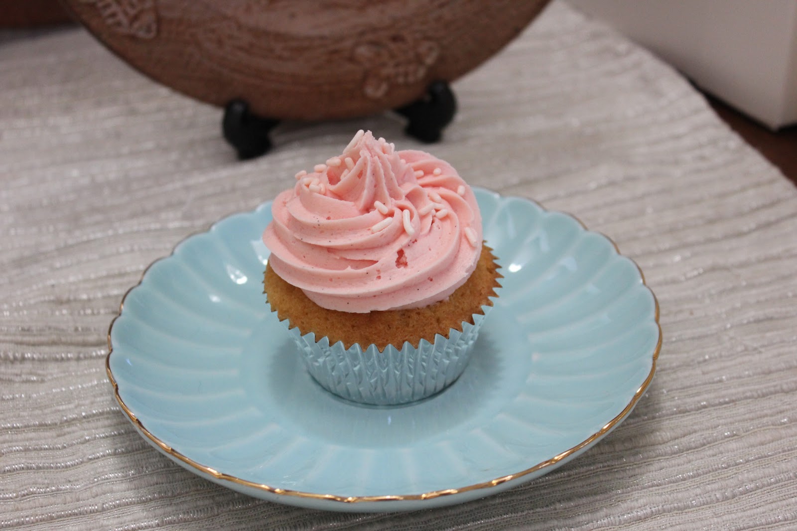 Amelia Cupcake: Classic Vanilla Cupcakes with Vanilla Buttercream