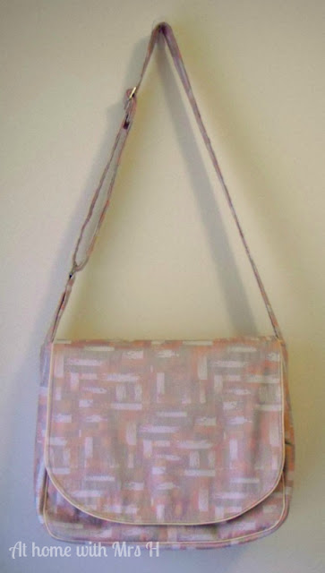 Mrs H - the blog: Just another messenger bag {Free tutorial pattern}