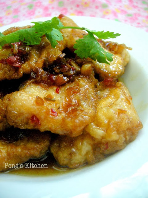 Peng's Kitchen: Thai Fish with Three Flavoured Sauce (Pla Sam Rot)