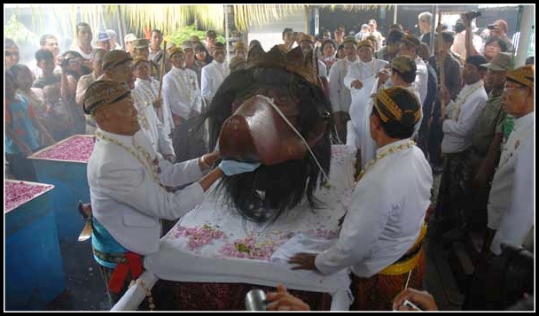 tabir : Kyai Rajamala, Kepala Perahu Kraton Surakarta Bernuansa Mistis