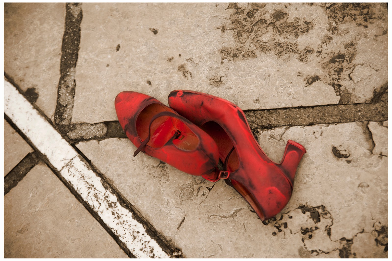 Féminicides, des chaussures rouges parlent pour "elles".