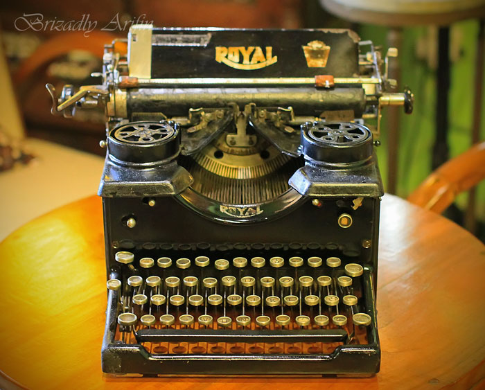 antique: "ROYAL" Typewriter - Made in USA