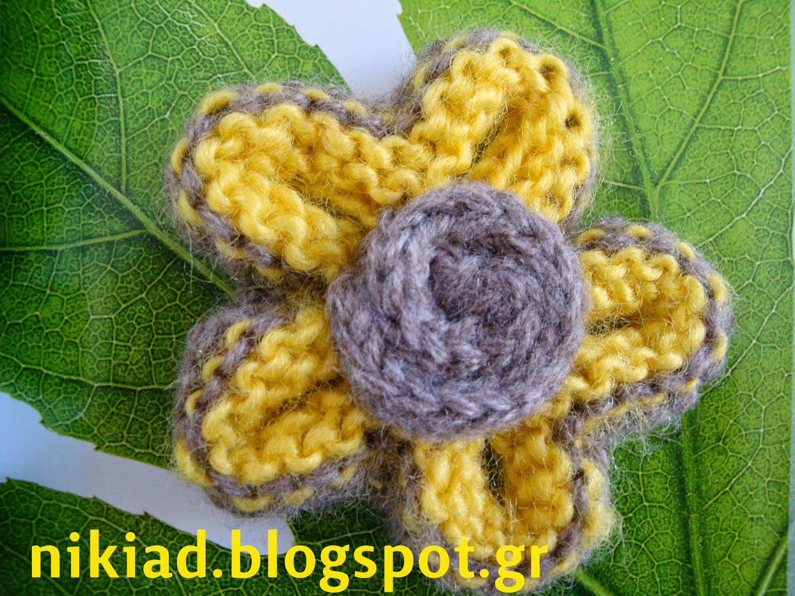 Χειροτεχνήματα: Πλεκτές καρφίτσες / Knitted brooches