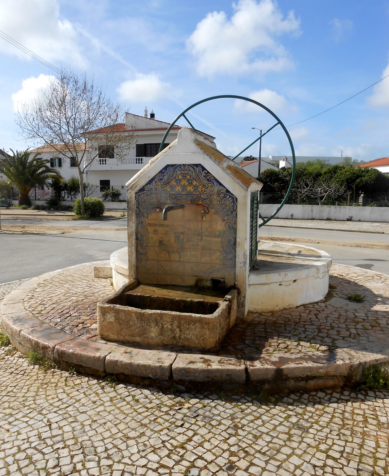 Viajar e descobrir: Portugal - Guia - Fontanário - poço e bomba de volante