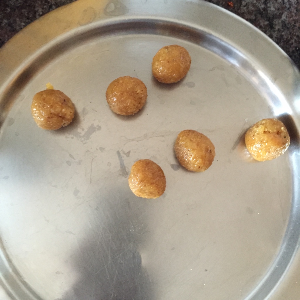 MASTERCHEFMOM: Suyyam/ Suyyan | How to make Suyyam | Stepwise Pictures ...