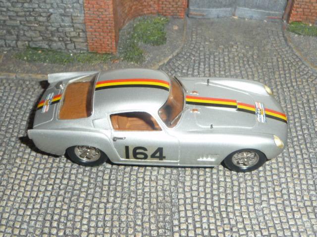 GRANDI E PICCOLE AUTO: Vecchi modelli e nuovi collezionisti