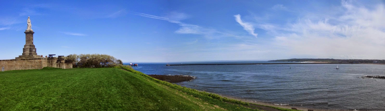 Photographs Of Newcastle: Tynemouth - North Tyne Pier and Lighthouse