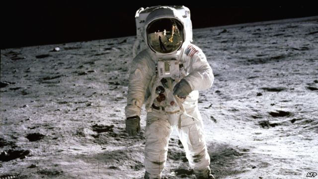Revista El Cañero: Muere astronauta Neil Armstrong Revista El Cañero: Muere astronauta Neil Armstrong